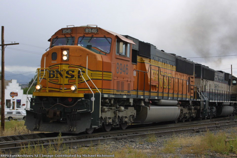 BNSF 8946